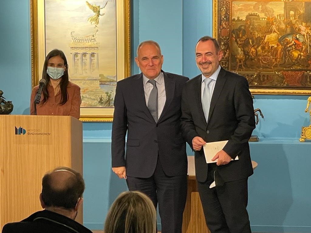 Απονομή επαίνων σε σχολεία από τον Υφυπουργό Εξωτερικών κ. Ανδρέα ...